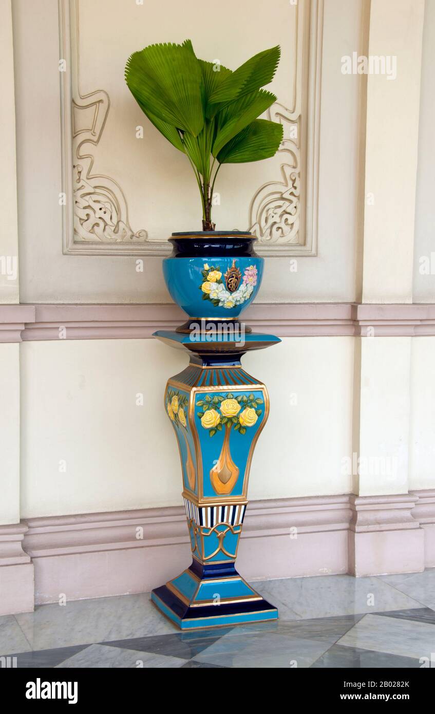 Royal pot hi-res stock photography and images - Alamy