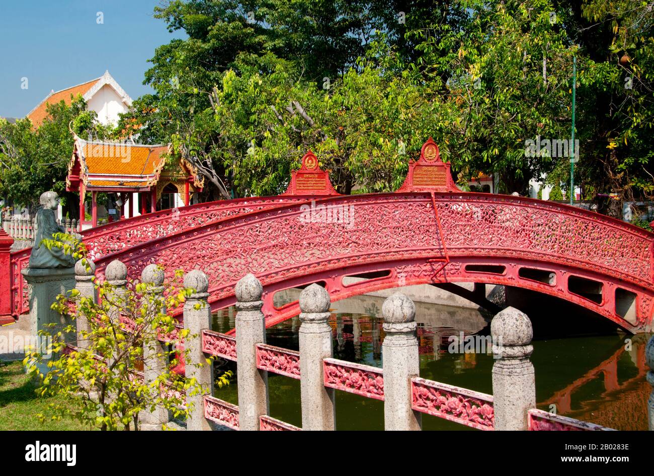 Thailand: Iron bridges at Wat Benchamabophit, Bangkok. The temple's ...