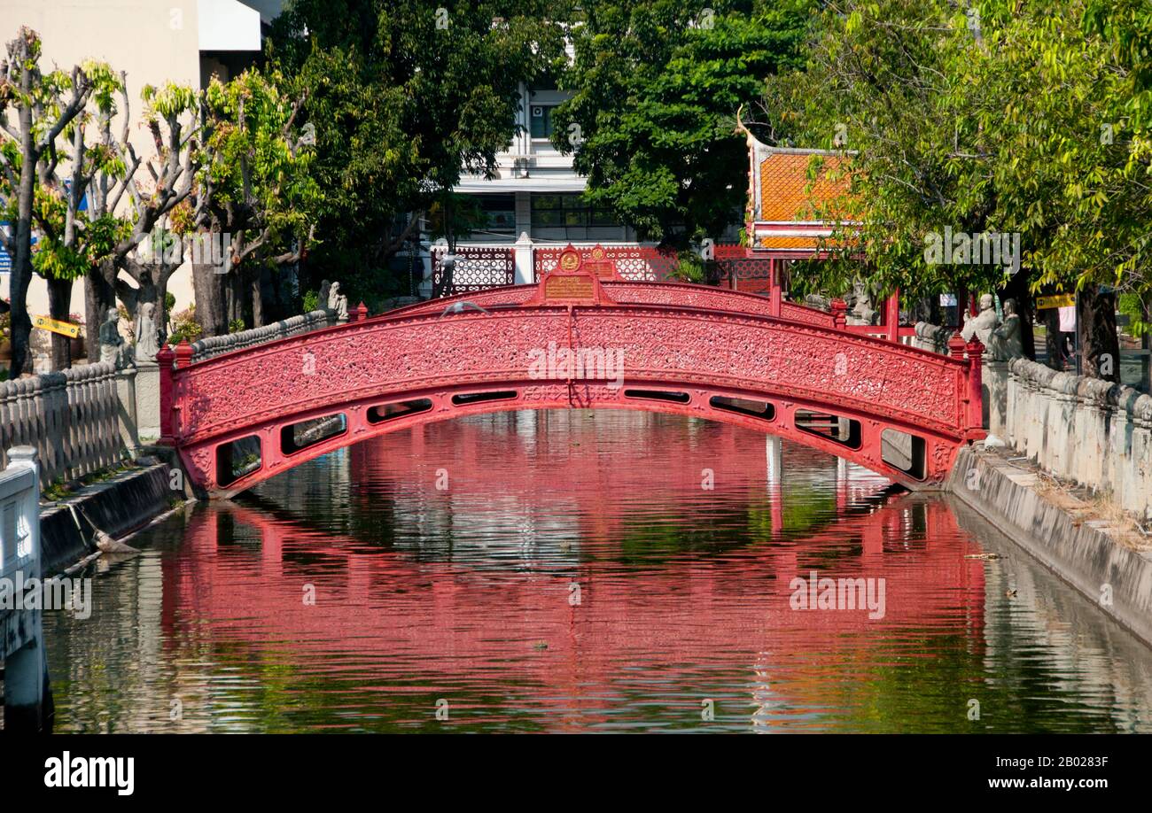 Thailand: Iron bridges at Wat Benchamabophit, Bangkok. The temple's ...