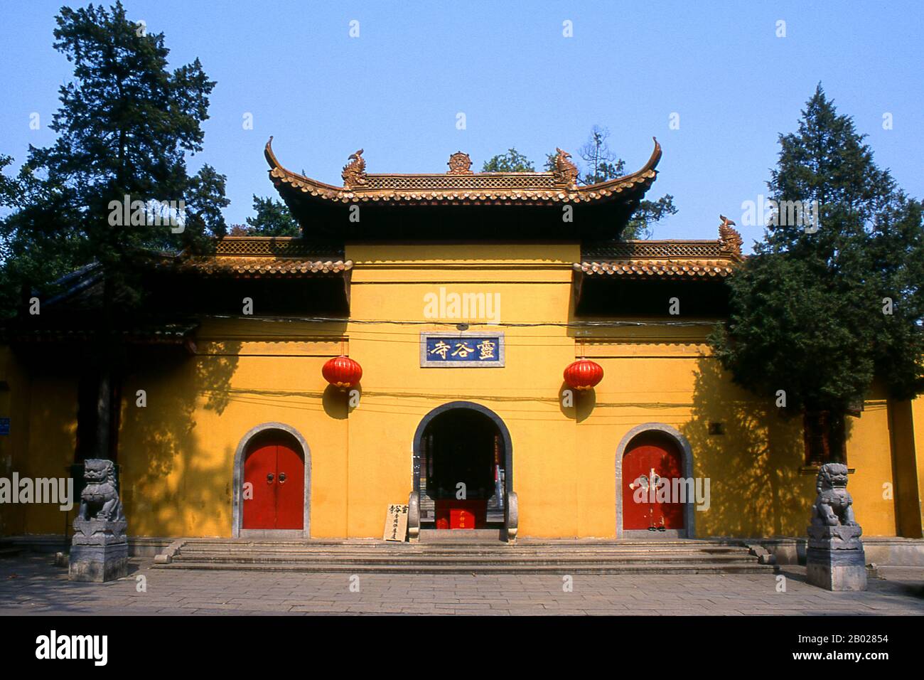 China: Entrance to the Linggu Si or Spirit Valley Temple, Zijin Shan ...
