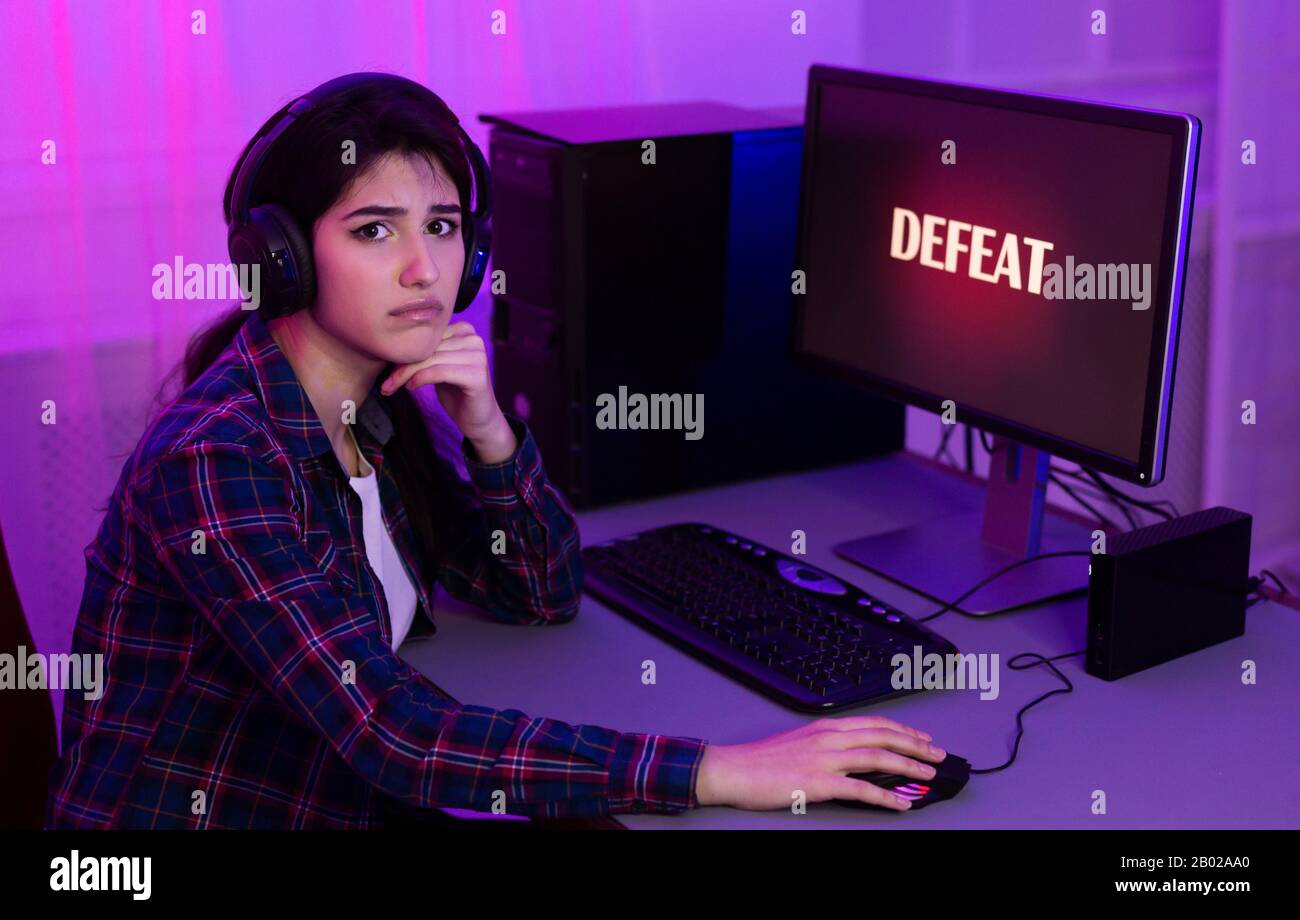 Woman looking sad computer hi-res stock photography and images - Alamy