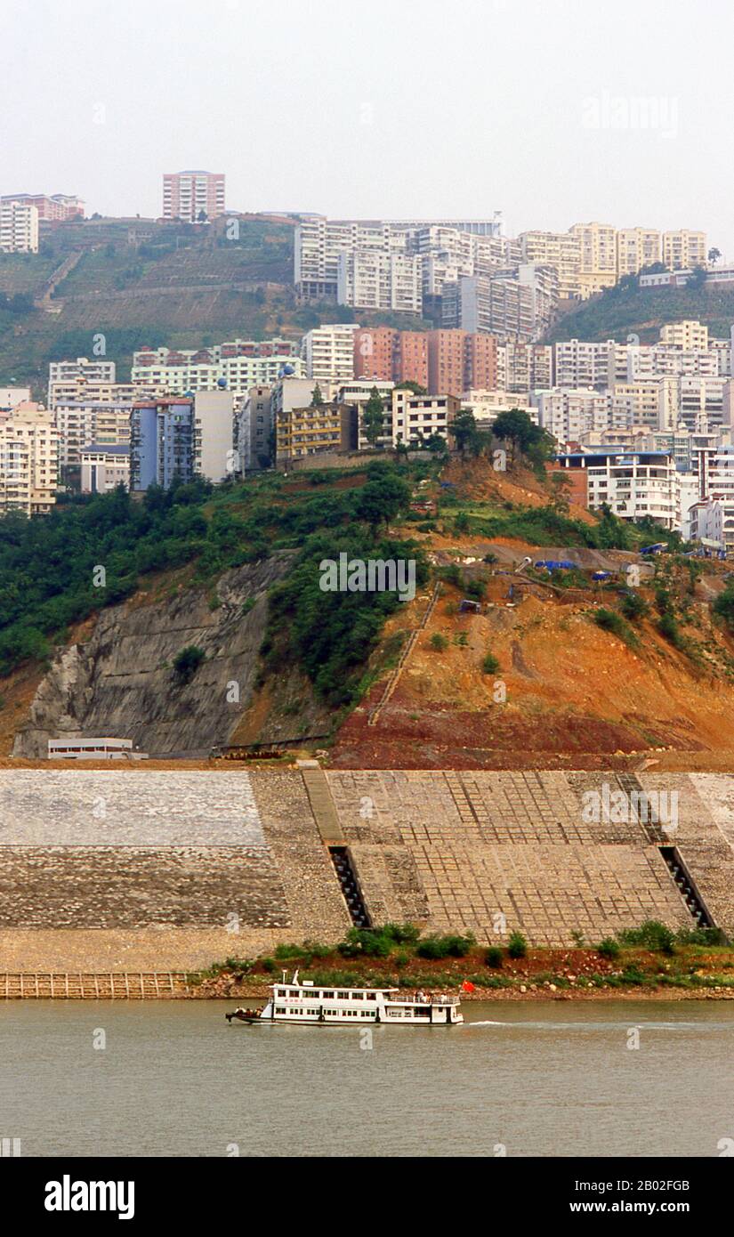 The town of Wushan is located at the western entrance to the Wu Gorge ...