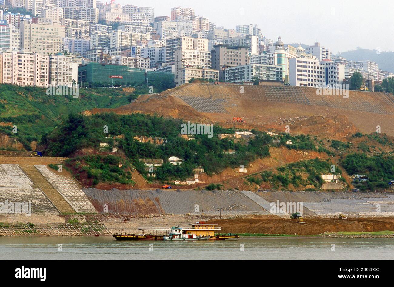 The town of Wushan is located at the western entrance to the Wu Gorge ...