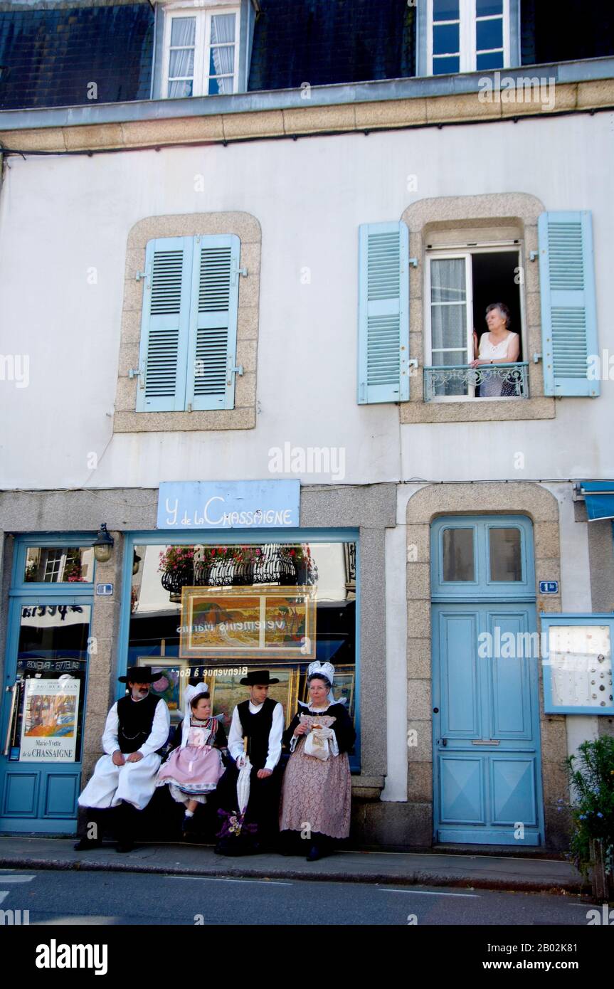 Four traditionally dressed breton people hi-res stock photography and ...