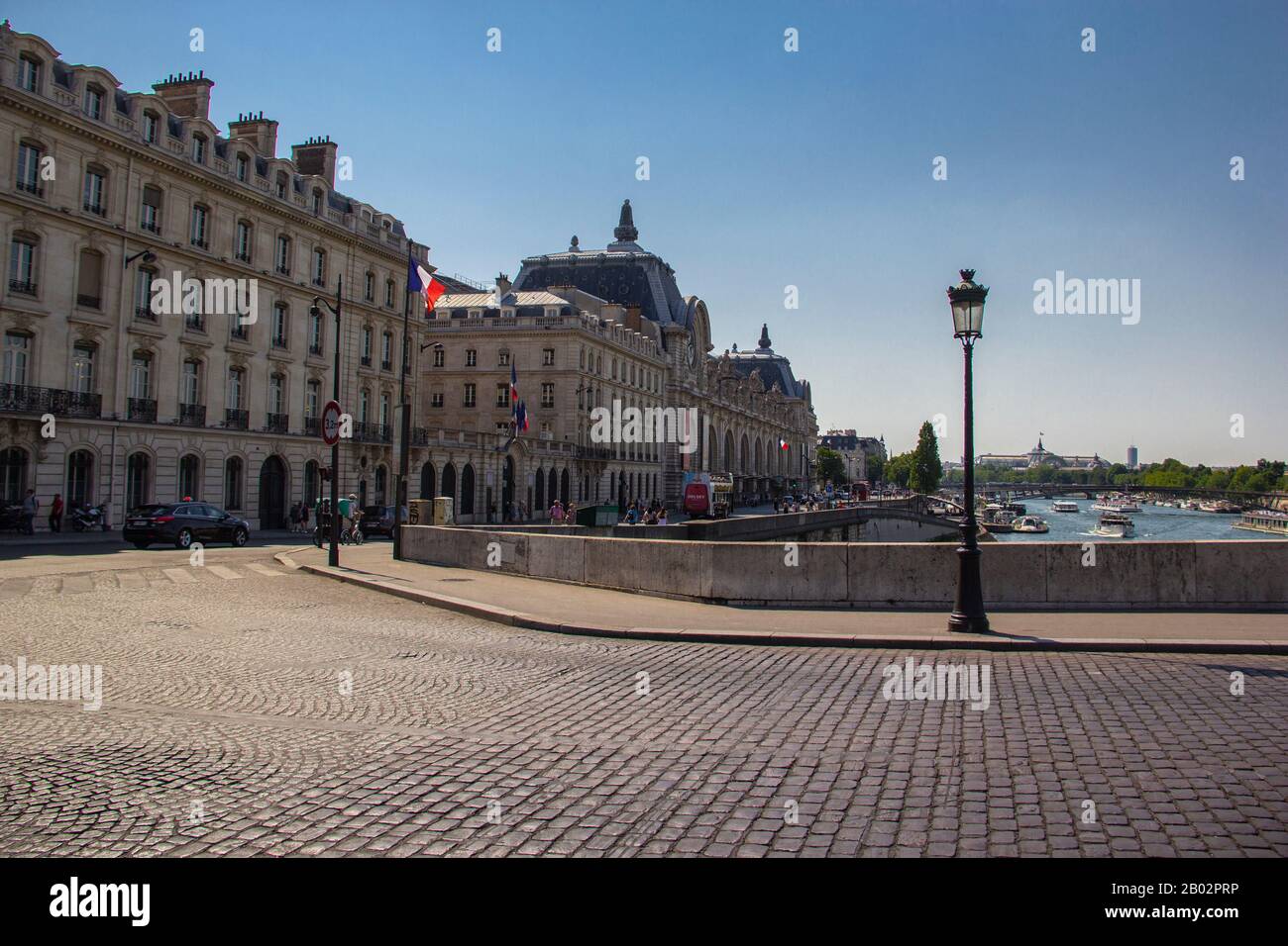 Street corner paris hi-res stock photography and images - Alamy