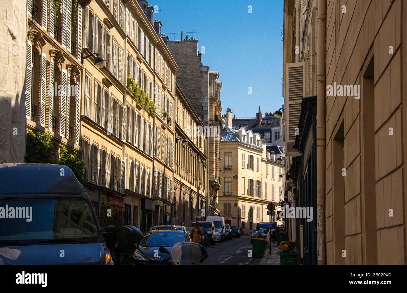 A narrow Paris street Stock Photo - Alamy