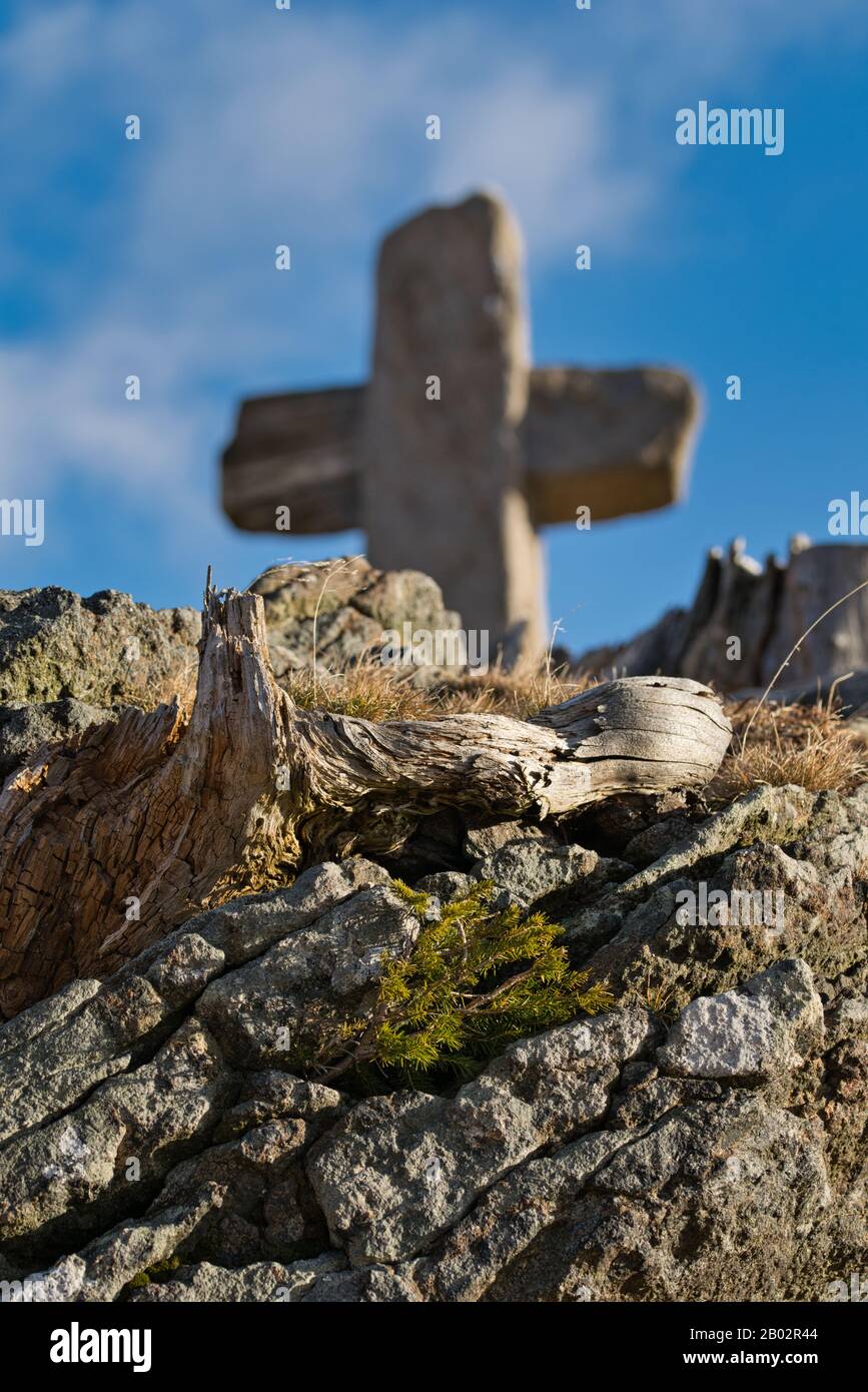 Wood summit cross hi-res stock photography and images - Alamy