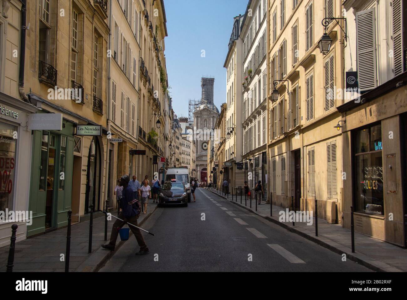 Paris streets shoppers hi-res stock photography and images - Alamy