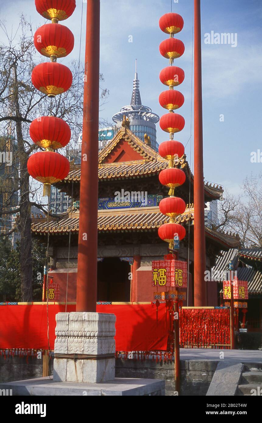 Statues of deities in chinese temples hi-res stock photography and ...