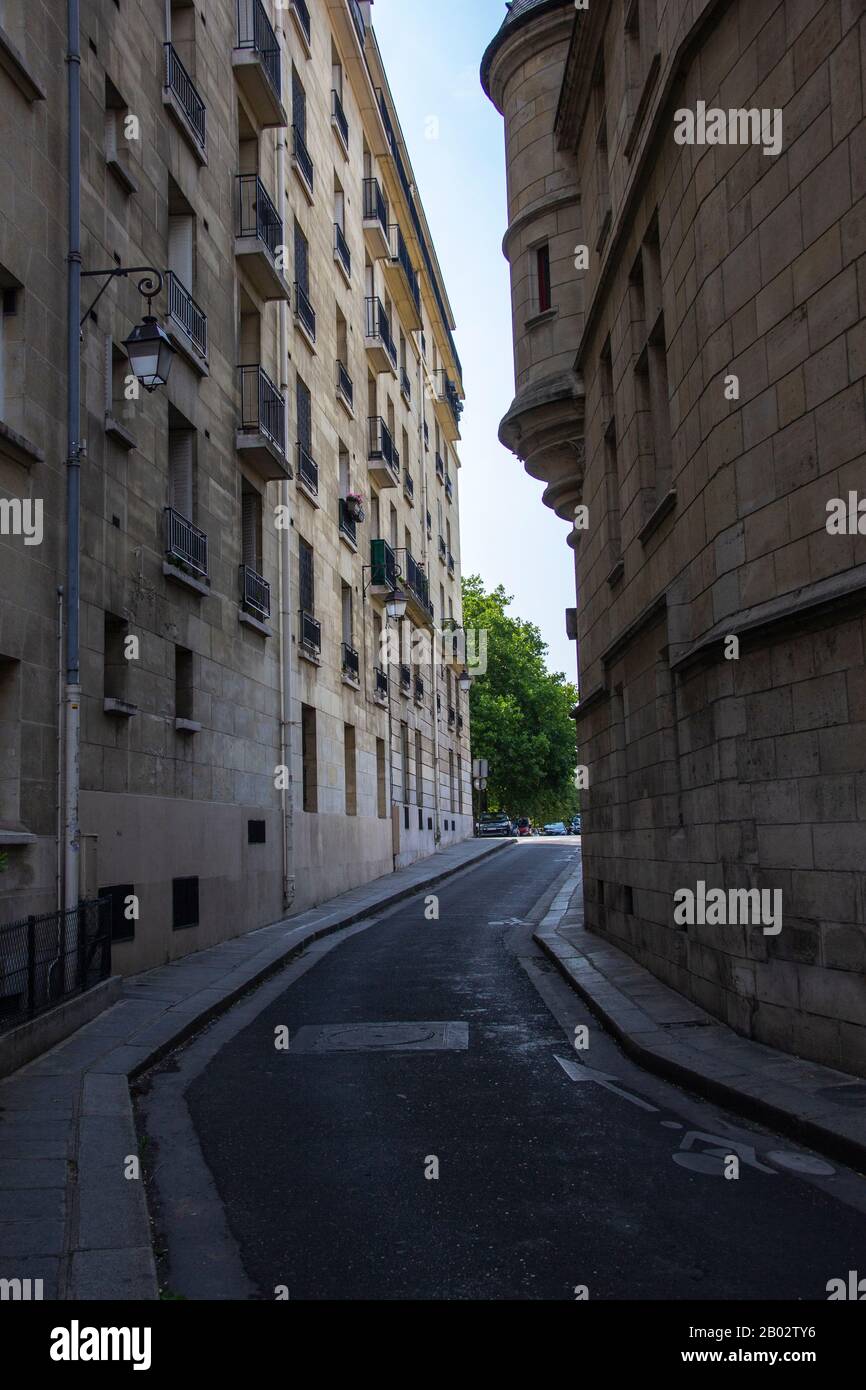 Cobblestone alley paris hi-res stock photography and images - Alamy