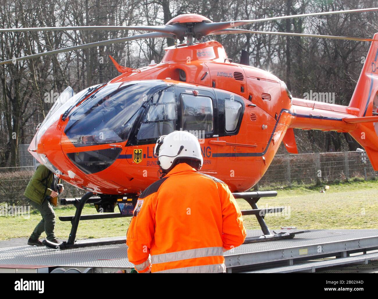 Duisburg, Germany. 18th Feb, 2020. A paramedic walks to the ready to ...