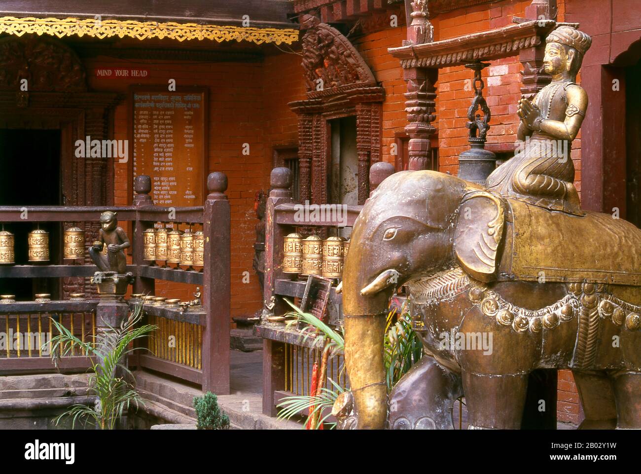 Two elephant statues hi-res stock photography and images - Alamy