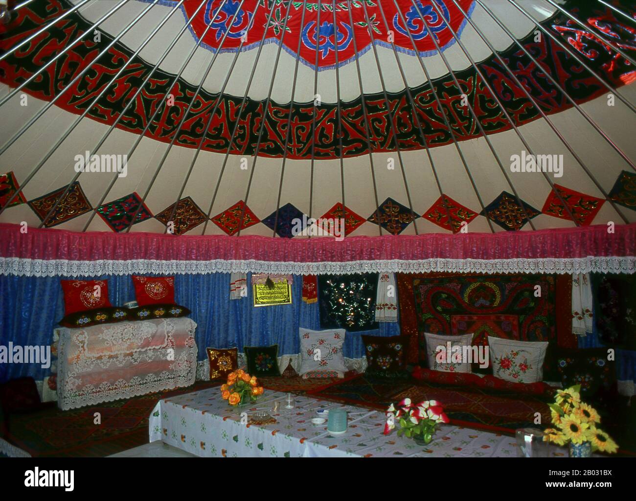 Yurt heavenly lake xinjiang hi-res stock photography and images - Alamy