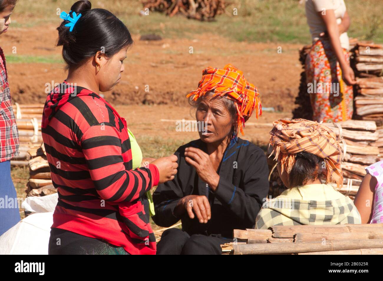 Karen nationality hi-res stock photography and images - Alamy