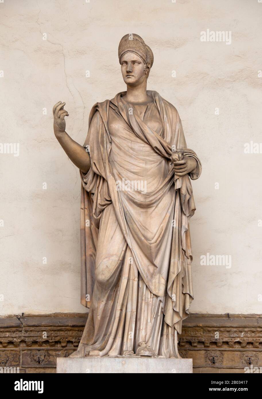 Italy: Statue of a Roman (Sabine) woman. Loggia dei Lanzi, Piazza della ...