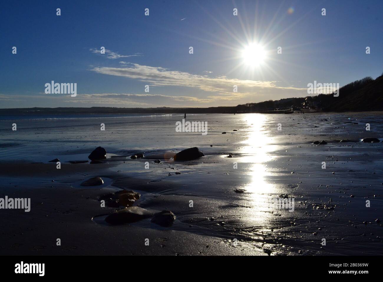 Blue sky reflection beach hi-res stock photography and images - Alamy