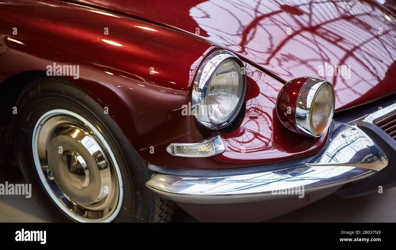 Detail of classic car. Close-up of headlight Stock Photo - Alamy