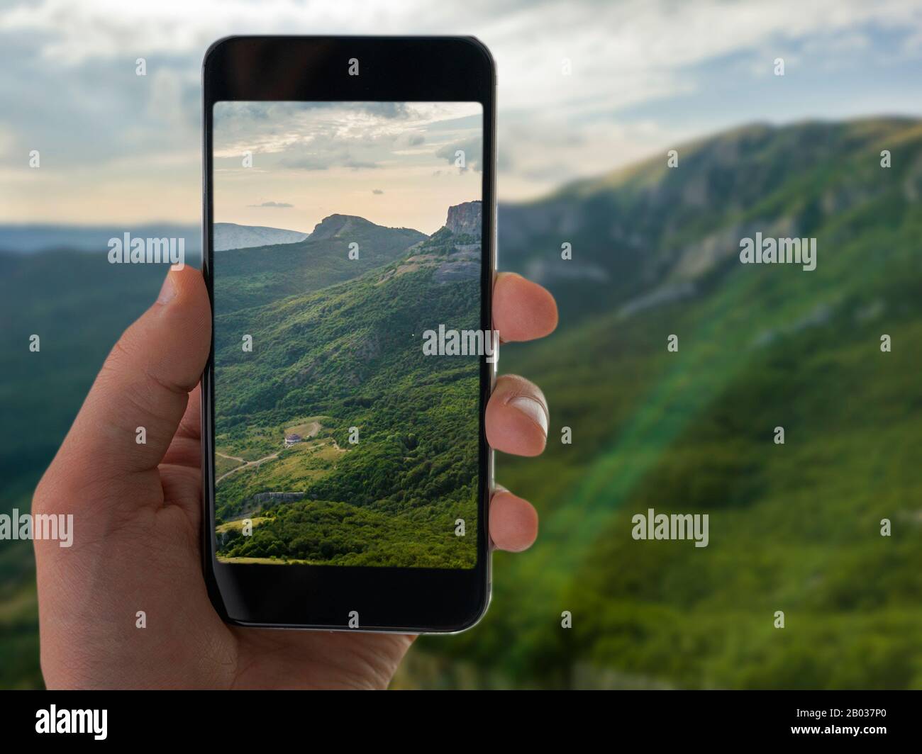 hand holding a mobile smartphone and taking landscape photography Stock ...