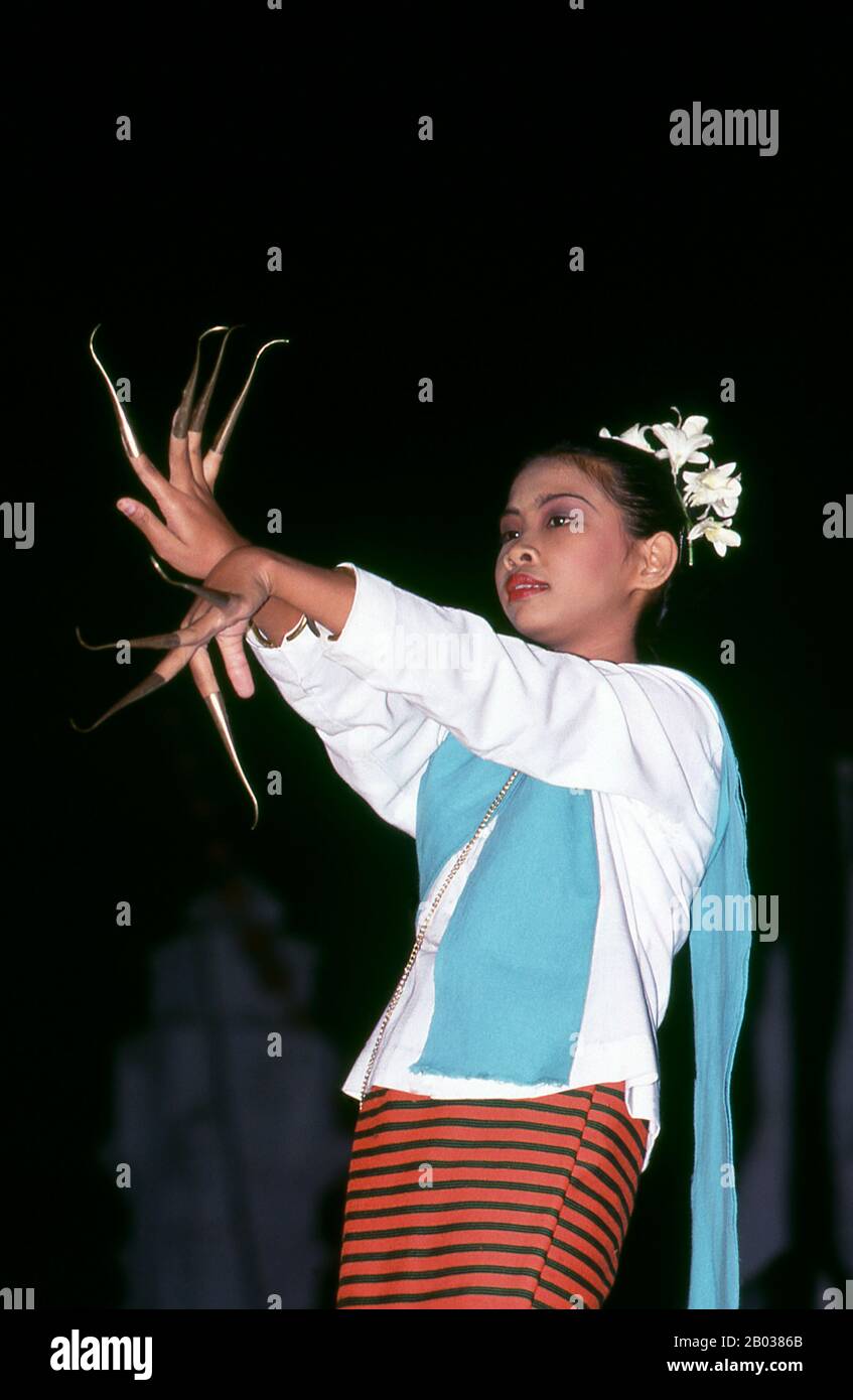 Fawn leb (Fingernail Dance) is a Northen Thai dance style. Each dancer ...