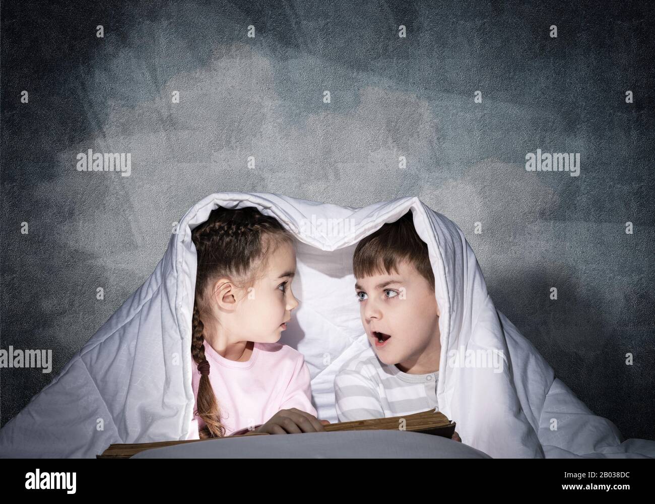 Two children scared bed hi-res stock photography and images - Alamy