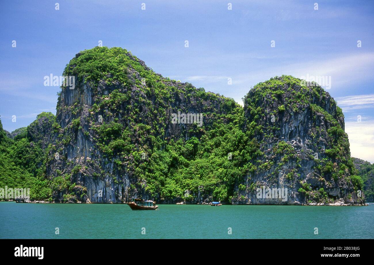 Ha long descending dragon hi-res stock photography and images - Alamy