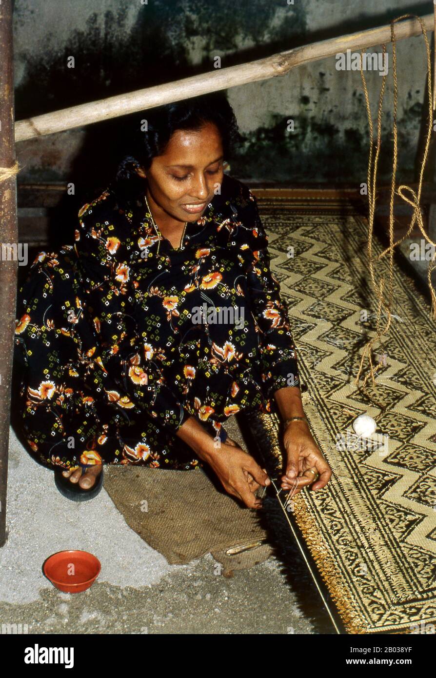 Kunaa weaving is an exclusively female occupation. The women of Gadu ...