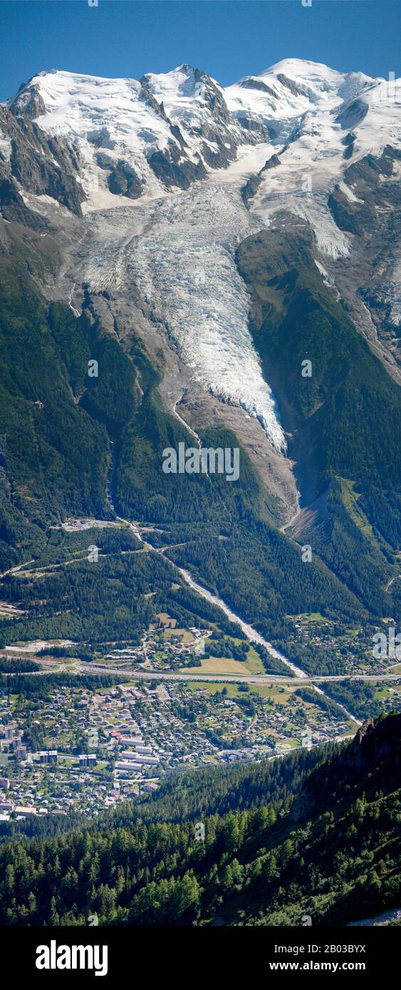 Panorama: Chamonix, Mont Blanc-Massiv u.a. mit der Aiguille du Midi und dem Glacier des Bosson ...