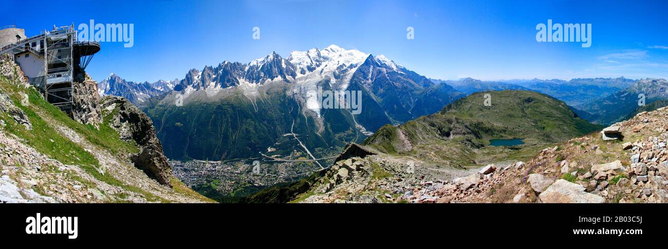 Panorama: Chamonix, Mont Blanc-Massiv u.a. mit der Aiguille du Midi und dem Glacier des Bosson ...