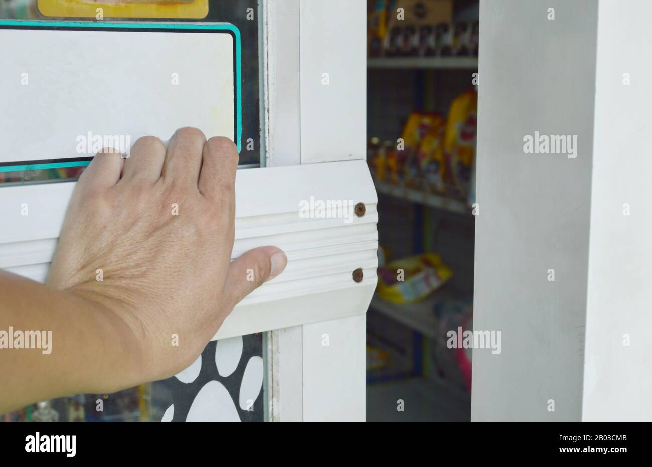 hand pushing grocery shop door to opened Stock Photo - Alamy