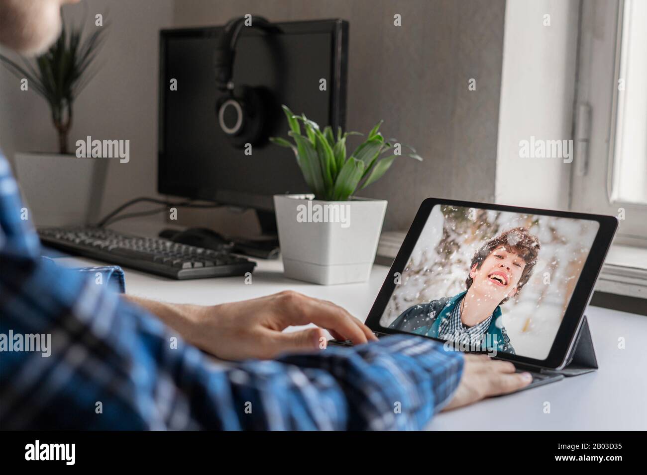 Web cam chatting hi-res stock photography and images - Alamy
