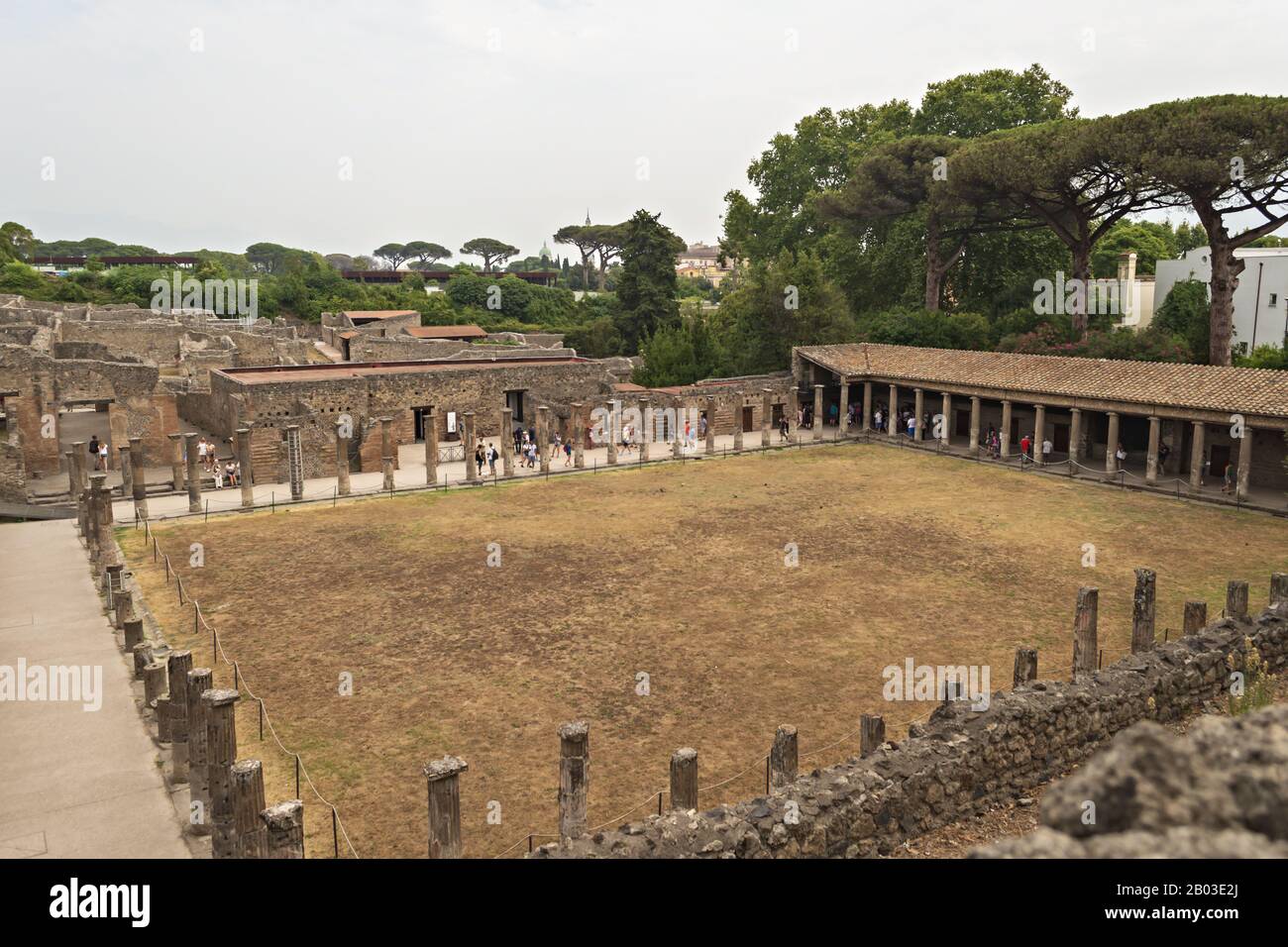 pompei gli scavi ampio cortile Stock Photo - Alamy