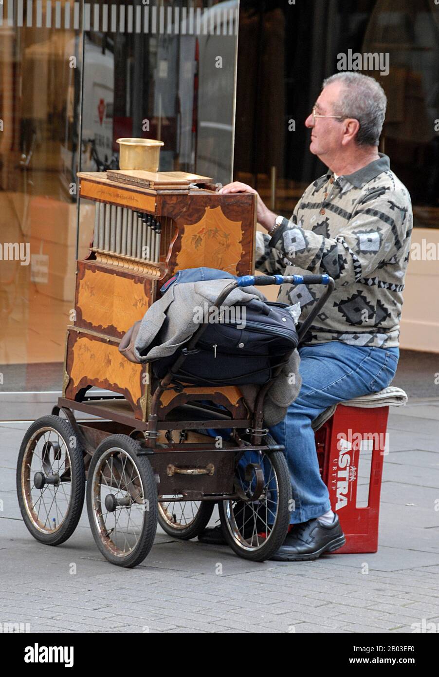 German street busker hi-res stock photography and images - Alamy