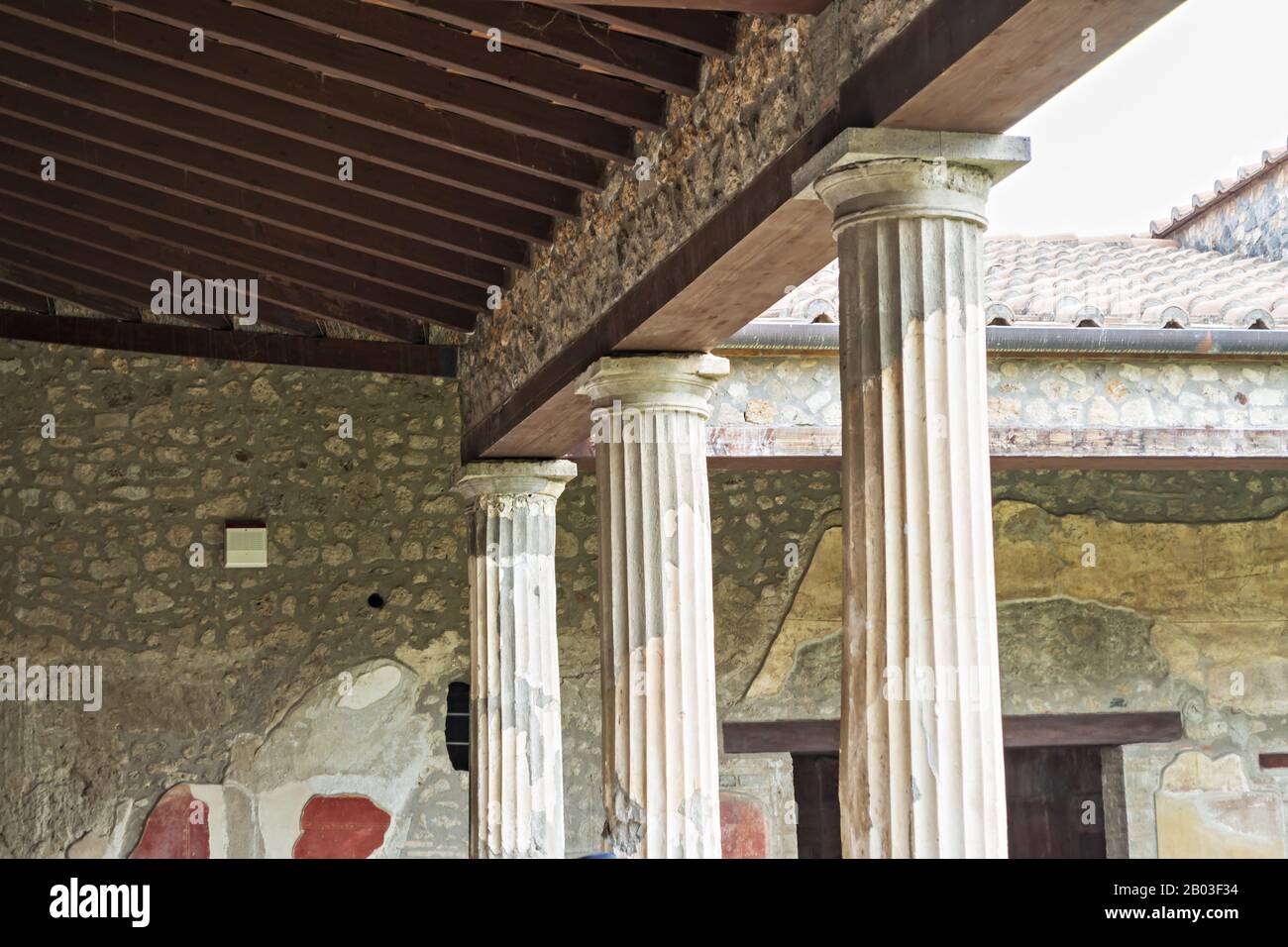 pompei gli scavi particolare colonne interno cortile Stock Photo - Alamy