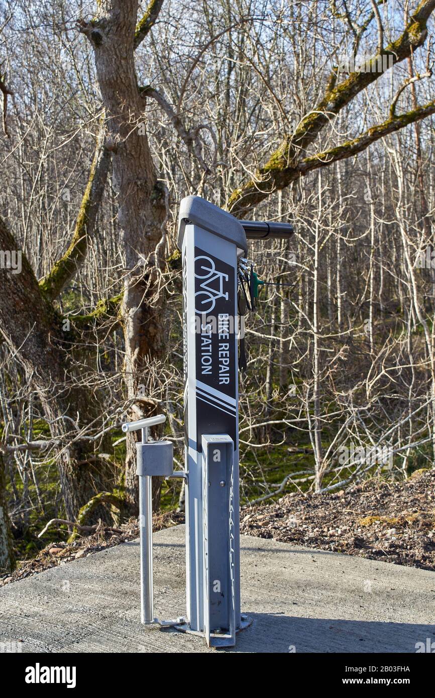 Station road bridge hi-res stock photography and images - Alamy