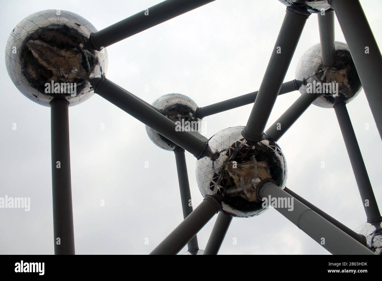 Atomium structure abstract hi-res stock photography and images - Alamy