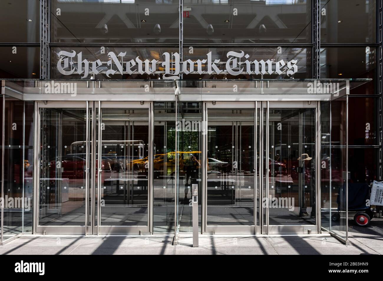 Financial times newspaper logo hi-res stock photography and images - Alamy