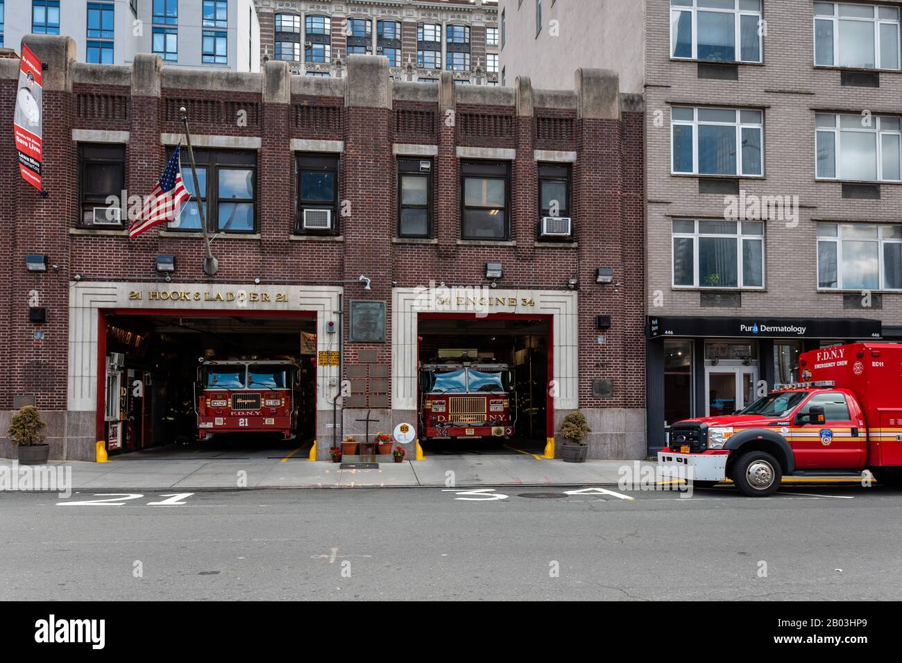 Ladder truck fdny fire department hi-res stock photography and images ...