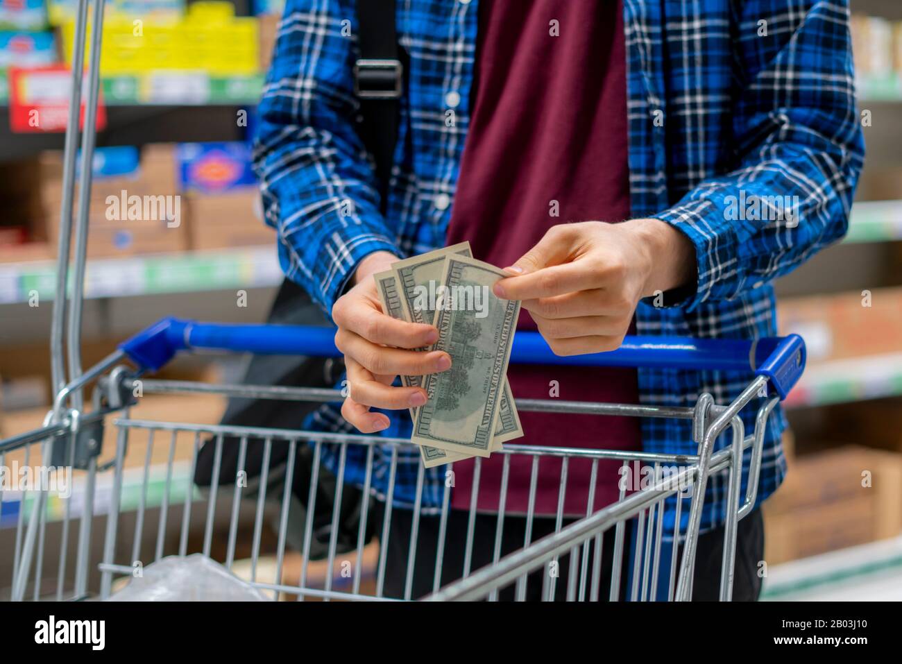 a person in a grocery store, hands count the money currency Stock Photo ...