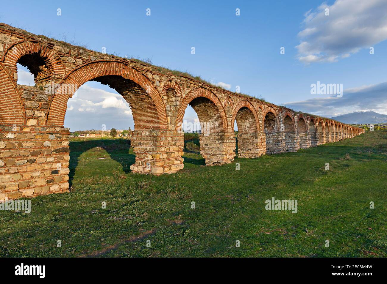 Brick aqueduct arches hi-res stock photography and images - Alamy