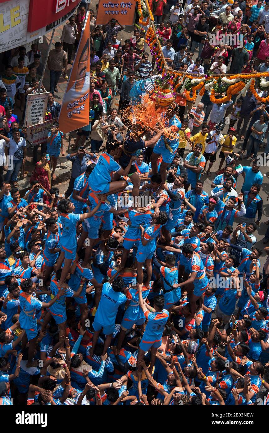 Human pyramid hi-res stock photography and images - Alamy