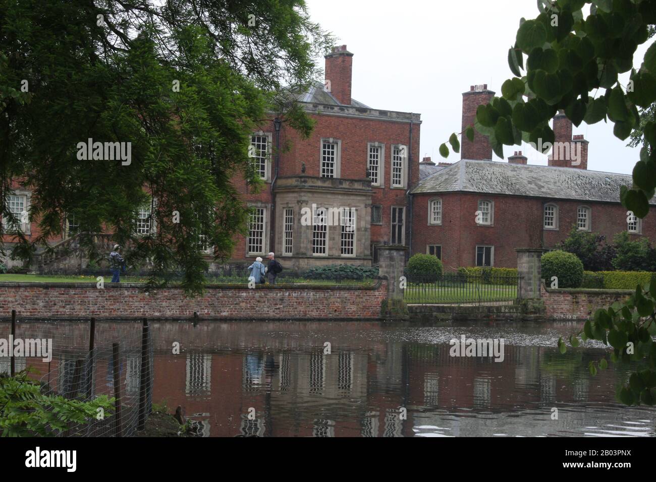 Lake house with a breath-taking reflection Stock Photo - Alamy