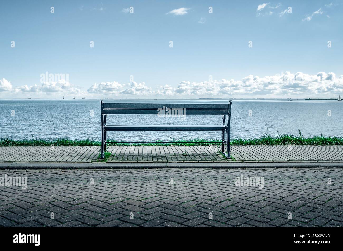 Couple sun on bench lake hi-res stock photography and images - Alamy