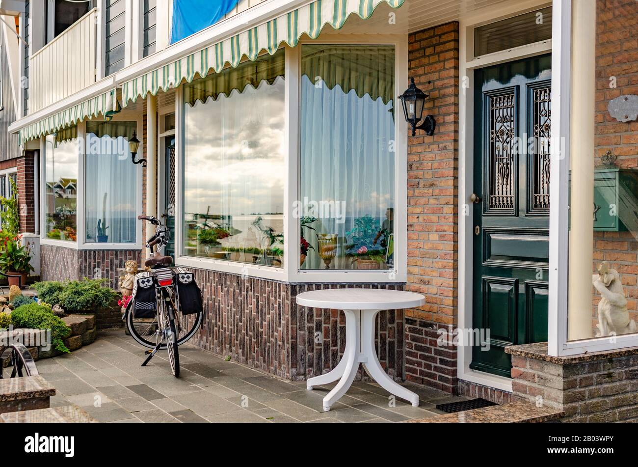 Volendam statue hi-res stock photography and images - Alamy