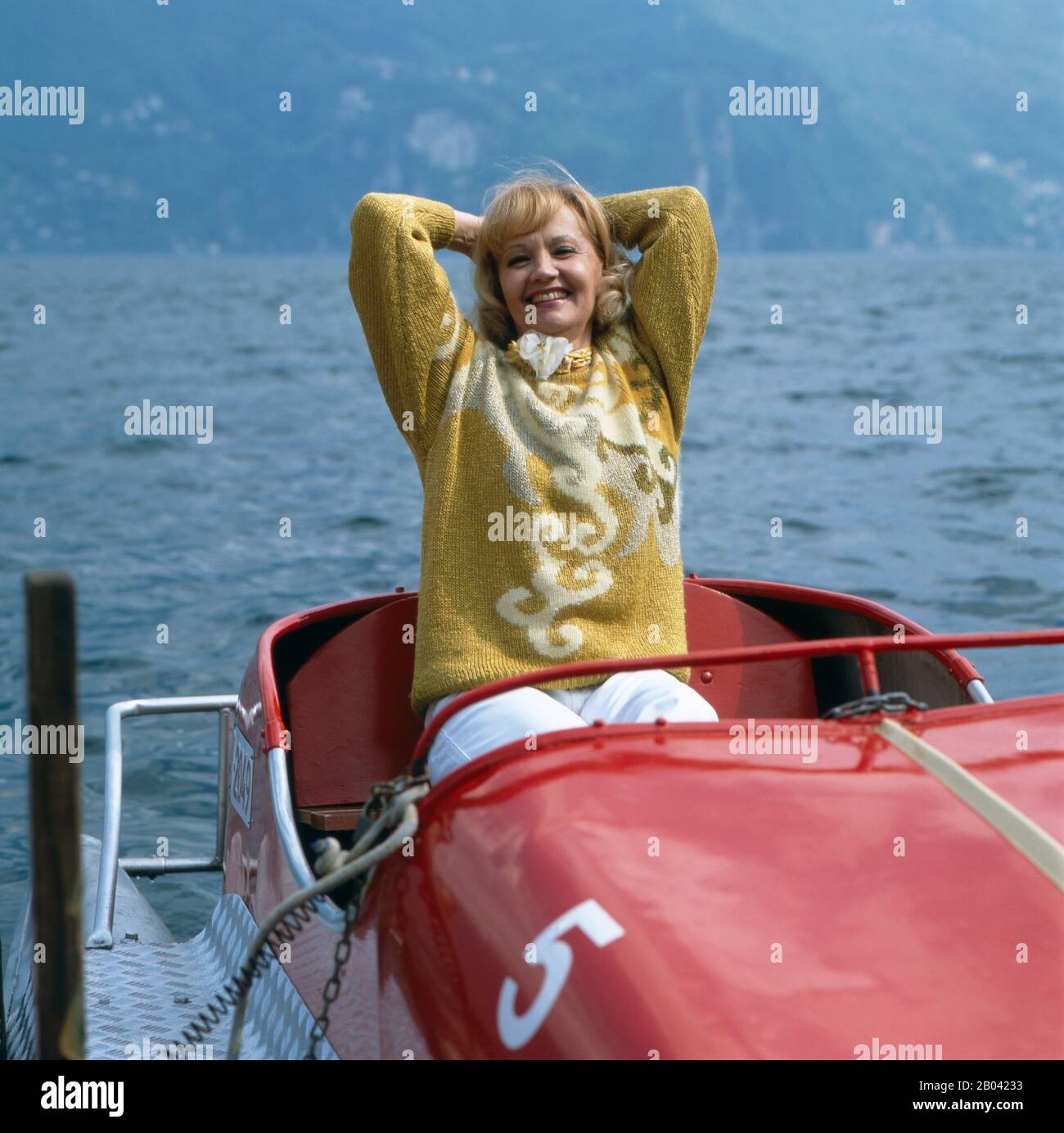 Schauspielerin Liselotte Pulver posiert in einem Tretboot auf dem Comer ...