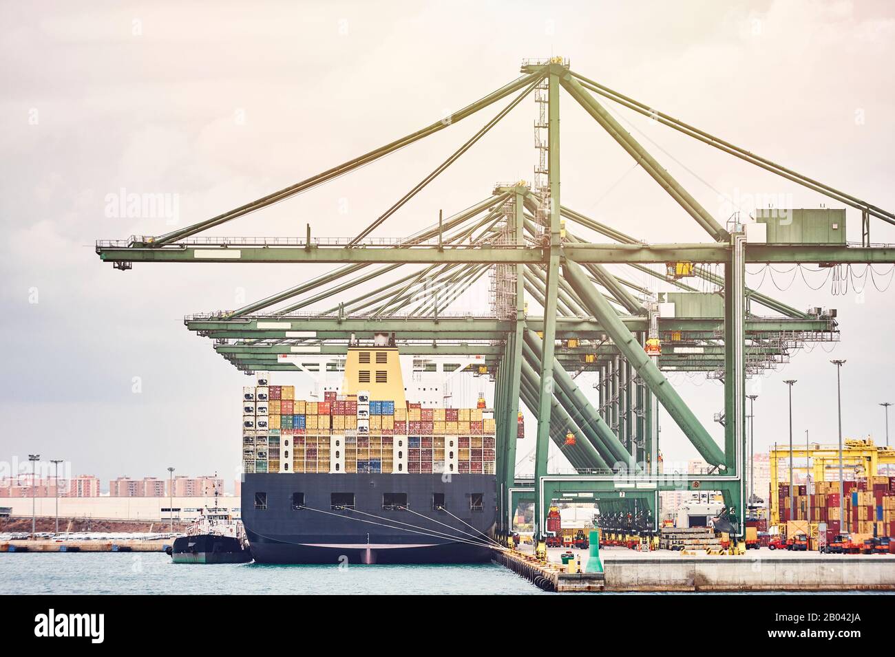 Unloading containers hi-res stock photography and images - Alamy