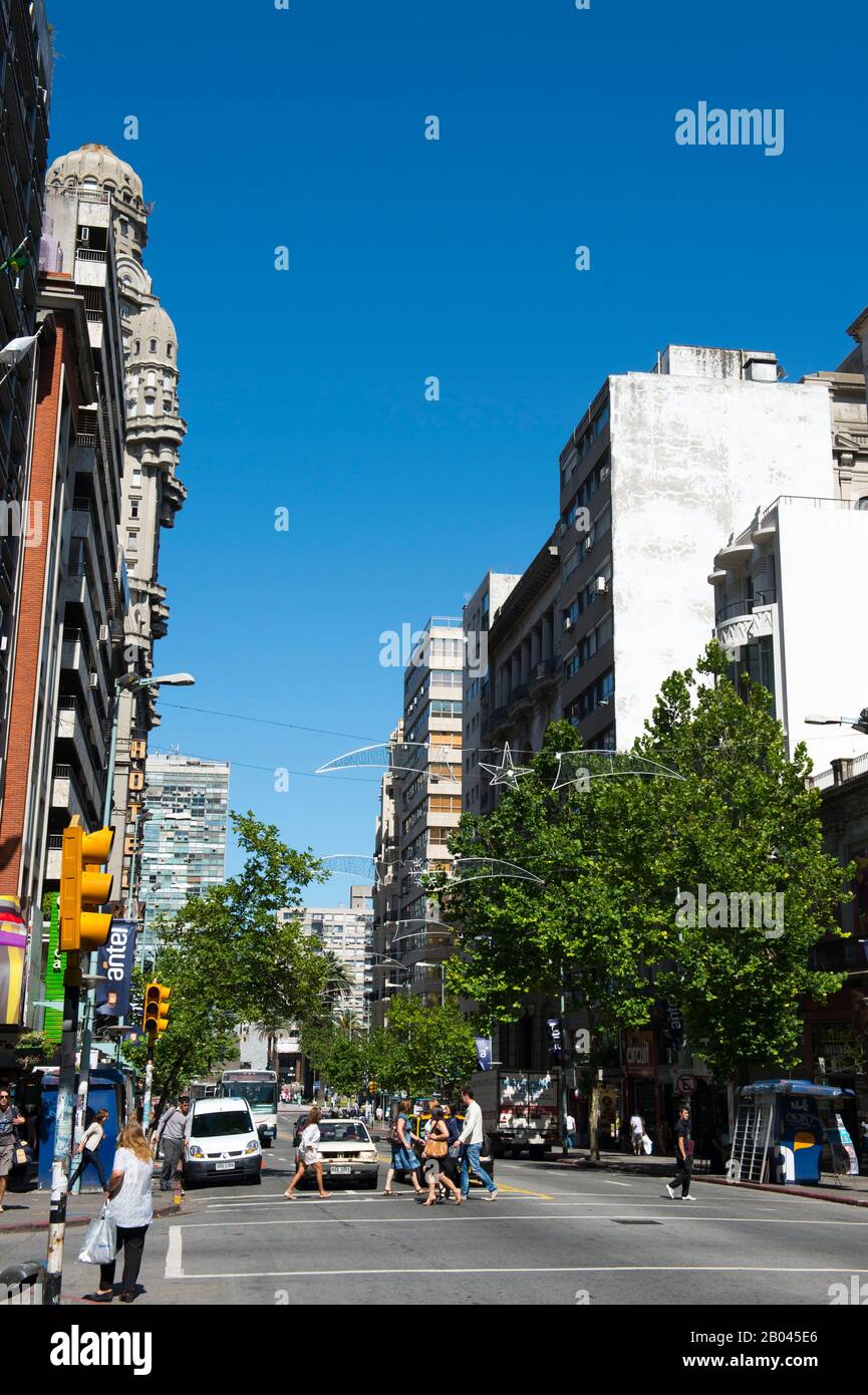 Street scene in downtown Montevideo, Uruguay Stock Photo - Alamy
