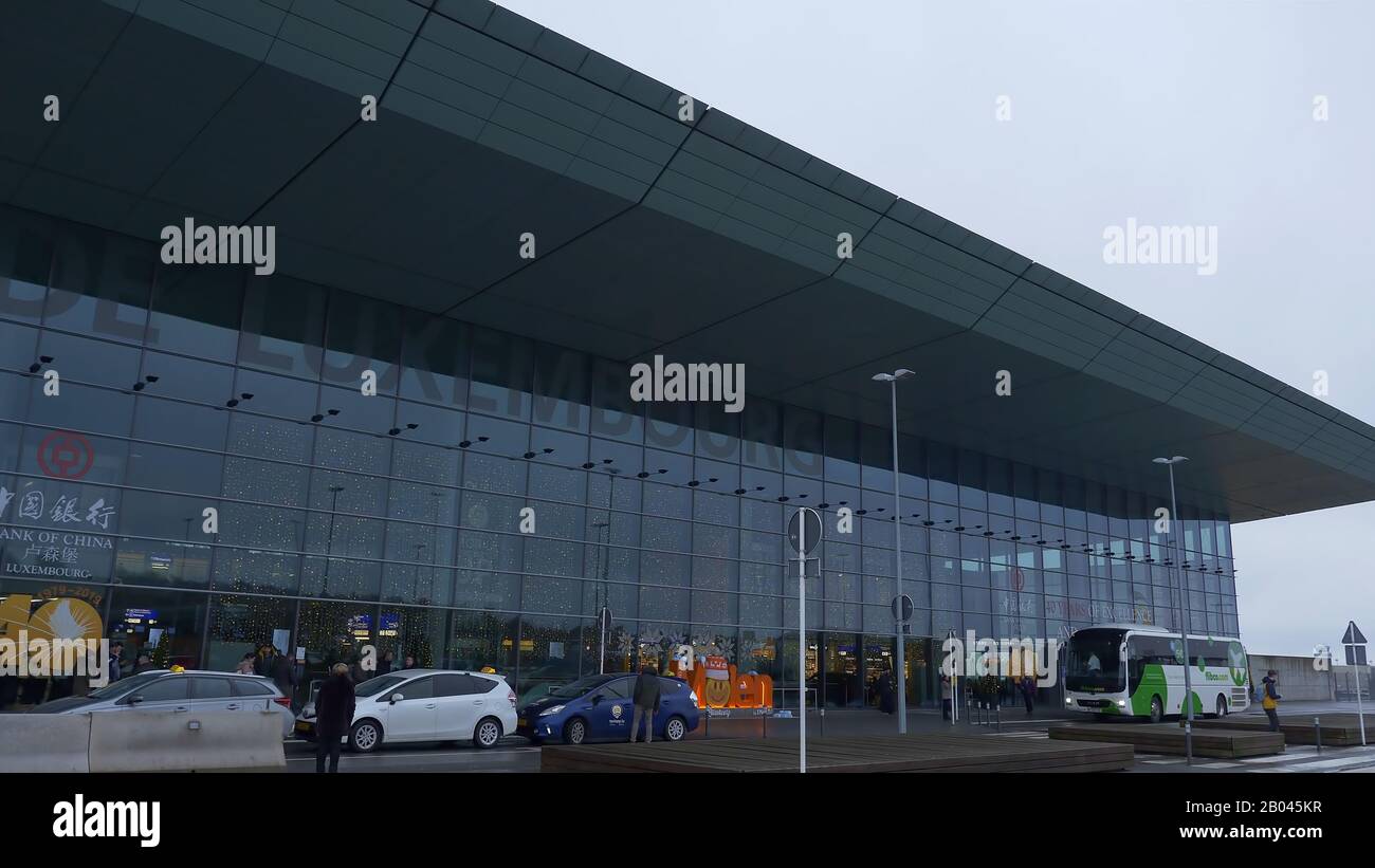 Edinburgh airport terminal building hi-res stock photography and images ...