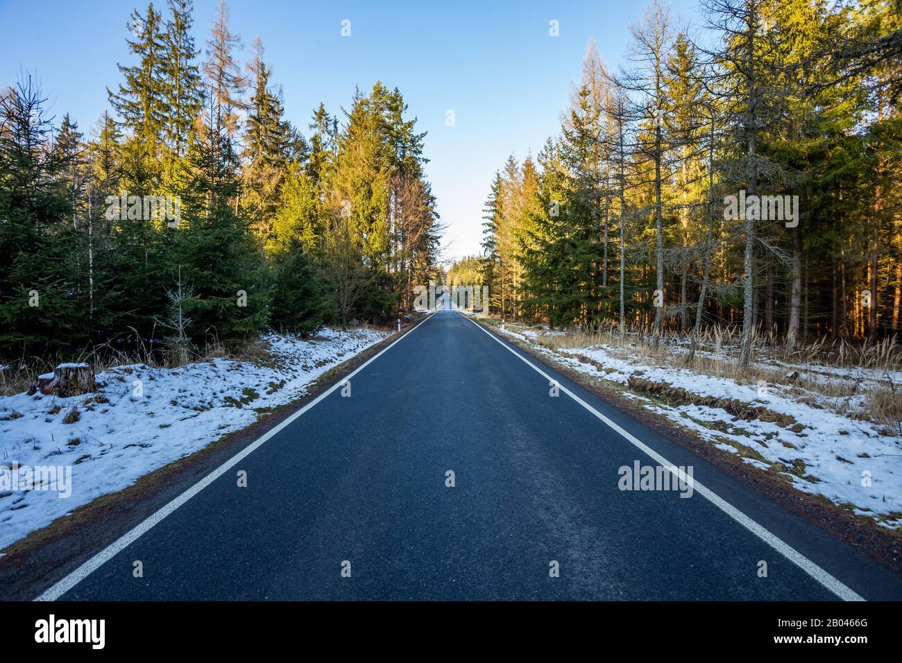 Ice on roadway hi-res stock photography and images - Alamy