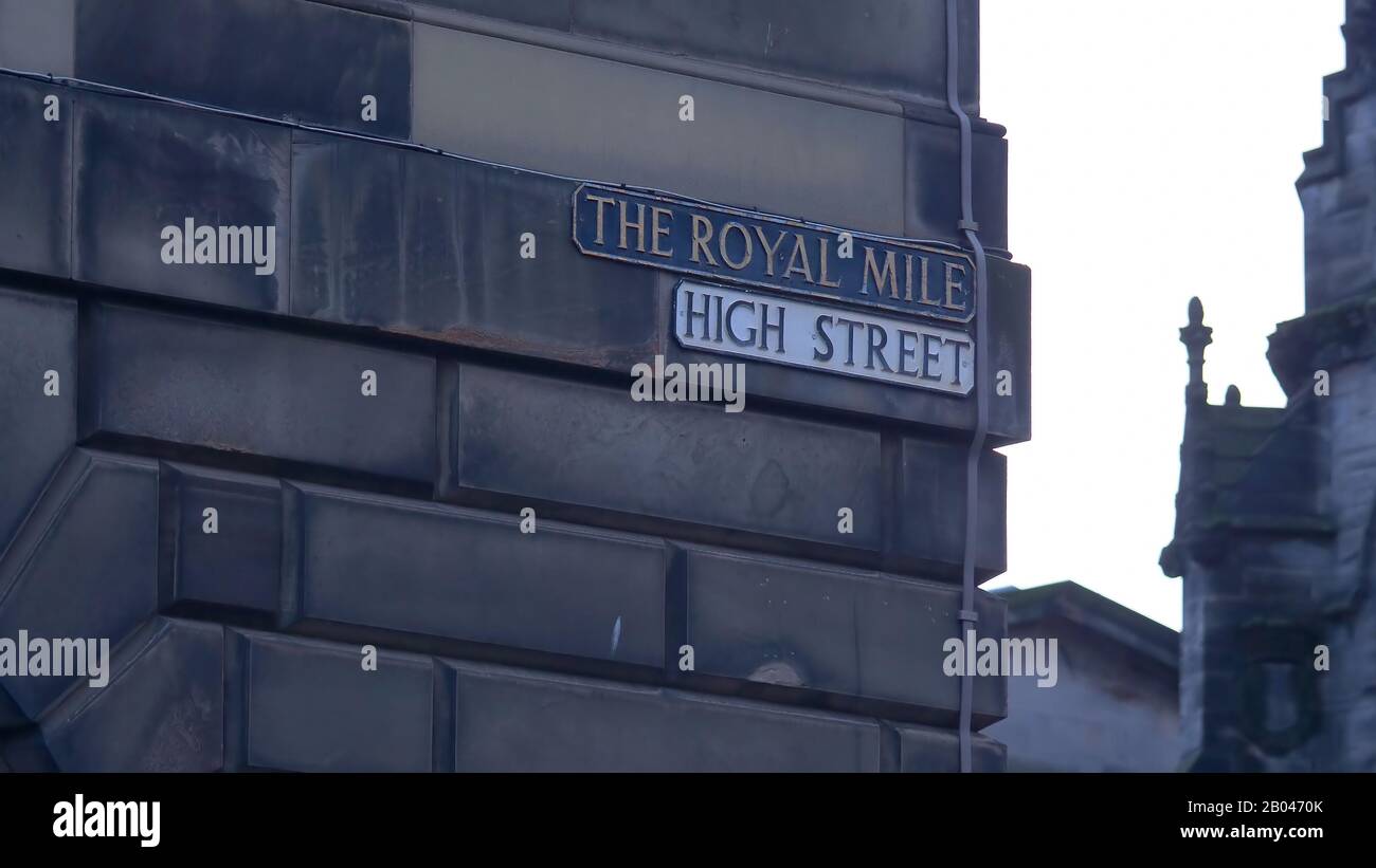 Sign high street royal mile edinburgh hi-res stock photography and ...