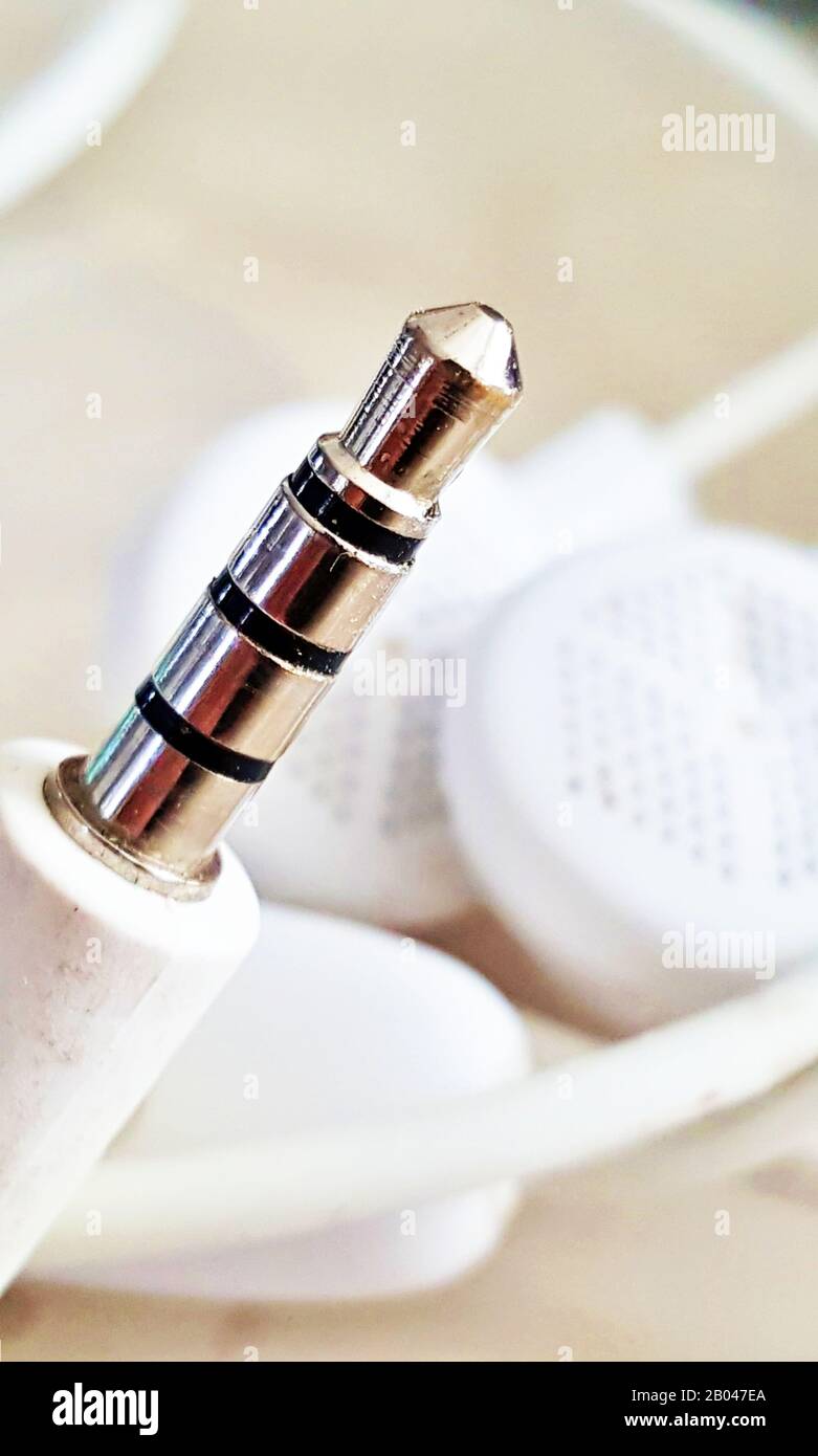 Earbuds (wired, not wireless) hi-res stock photography and images - Alamy